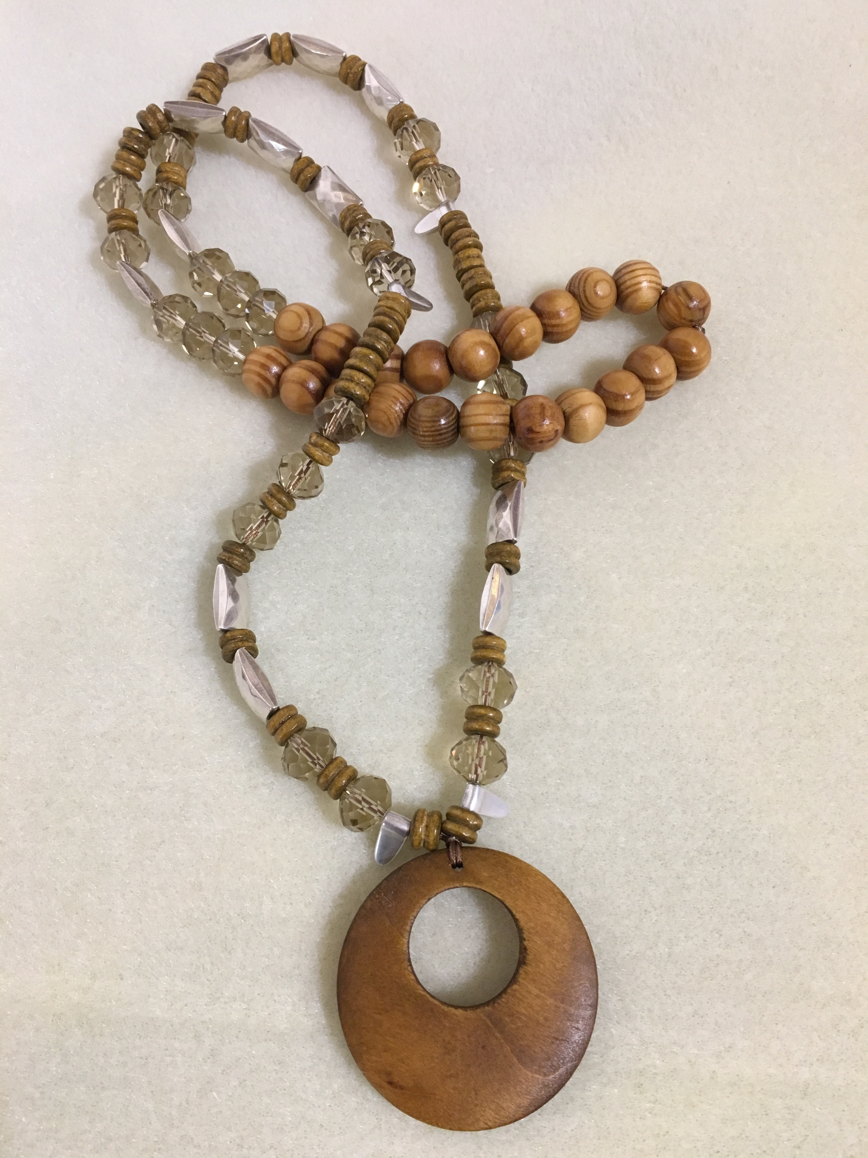 Sautoir nature chic, en bois et cristal. 39 cm