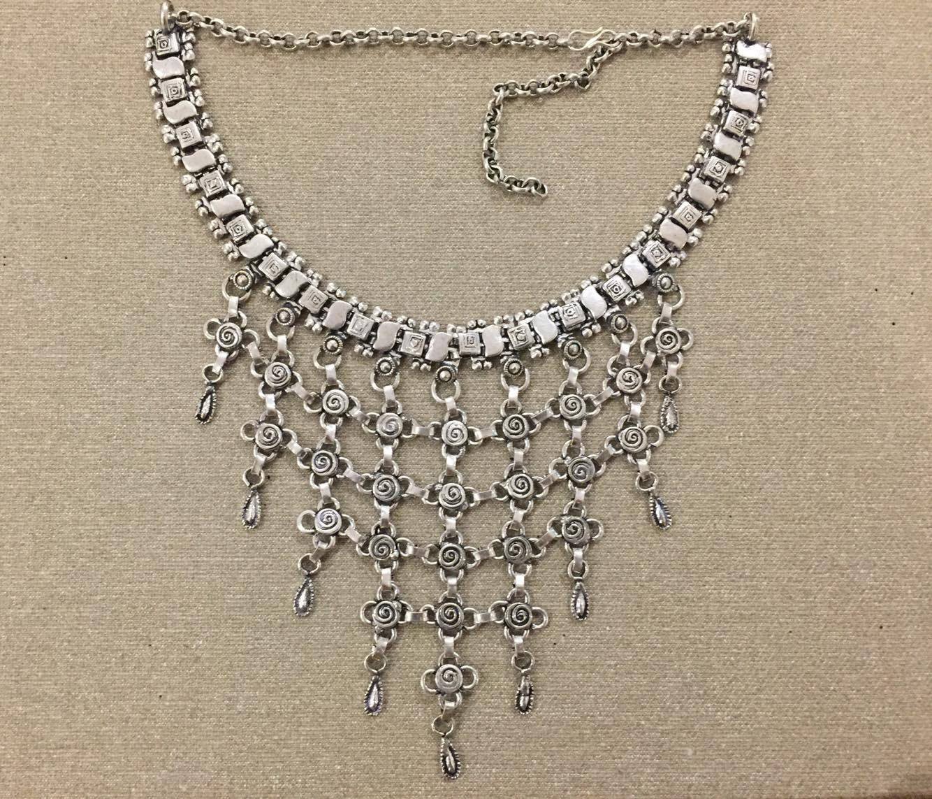Collier maille en métal argenté. Bijoux fantaisie.